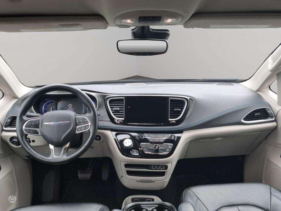 Black Chrysler Pacifica 2021 in Vilnius, with an engine capacity of 3.60 L and mileage of 136 thousand km for 27999 €, photo 29 on AUTOMOTO.COM.LV