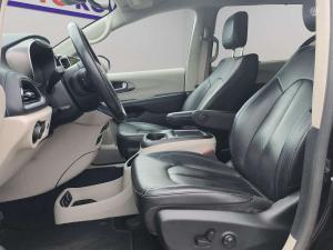 Black Chrysler Pacifica 2021 in Vilnius, with an engine capacity of 3.60 L and mileage of 136 thousand km for 27999 €, photo 33 on AUTOMOTO.COM.LV