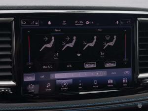 Black Chrysler Pacifica 2021 in Vilnius, with an engine capacity of 3.60 L and mileage of 136 thousand km for 27999 €, photo 39 on AUTOMOTO.COM.LV