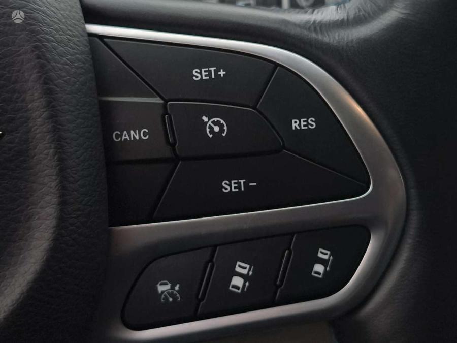 Black Chrysler Pacifica 2021 in Vilnius, with an engine capacity of 3.60 L and mileage of 136 thousand km for 27999 €, photo 41 on AUTOMOTO.COM.LV