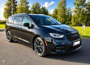 Melns Chrysler Pacifica 2021 Klaipėda, ar dzinēja tilpumu 3.61 L un nobraukumu 151 tūkst. km par 19500 €, foto  vietnē AUTOMOTO.COM.LV