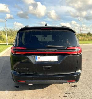 Melns Chrysler Pacifica 2021 Klaipėda, ar dzinēja tilpumu 3.61 L un nobraukumu 151 tūkst. km par 19500 €, foto 6 vietnē AUTOMOTO.COM.LV