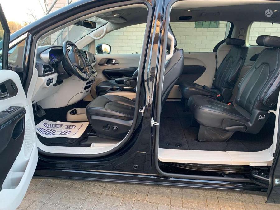 Melns Chrysler Pacifica 2021 Klaipėda, ar dzinēja tilpumu 3.61 L un nobraukumu 151 tūkst. km par 19500 €, foto 10 vietnē AUTOMOTO.COM.LV