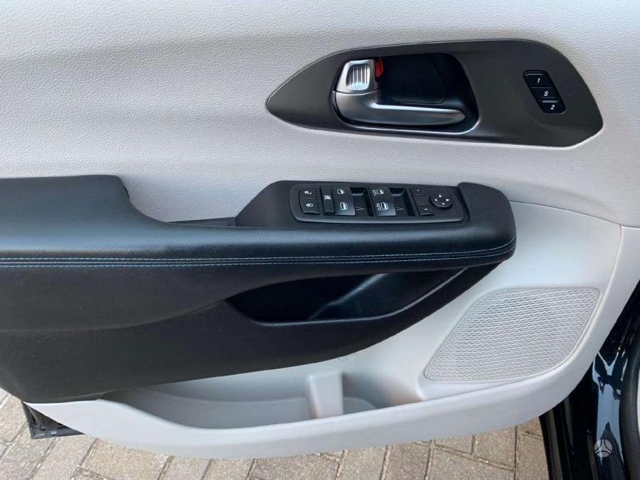 Melns Chrysler Pacifica 2021 Klaipėda, ar dzinēja tilpumu 3.61 L un nobraukumu 151 tūkst. km par 19500 €, foto 14 vietnē AUTOMOTO.COM.LV