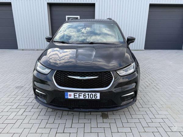 Black Chrysler Pacifica 2021 in Panevezys, with an engine capacity of 3.60 L and mileage of 225 thousand km for 16900 €, photo 1 on AUTOMOTO.COM.LV