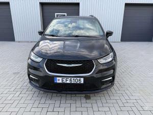 Black Chrysler Pacifica 2021 in Panevezys, with an engine capacity of 3.60 L and mileage of 225 thousand km for 16900 €, photo 1 on AUTOMOTO.COM.LV