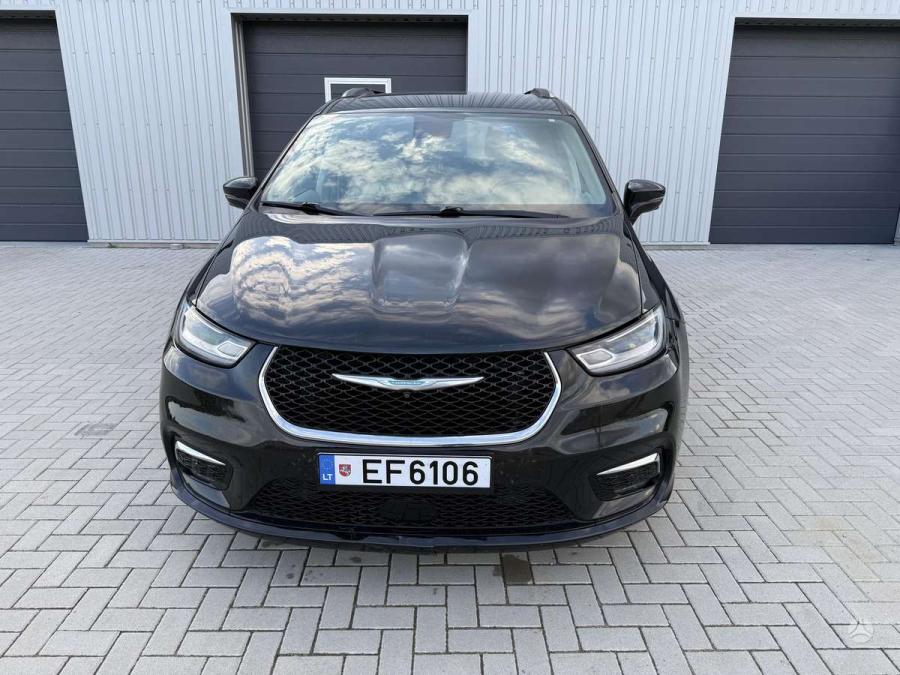 Black Chrysler Pacifica 2021 in Panevezys, with an engine capacity of 3.60 L and mileage of 225 thousand km for 16900 €, photo 1 on AUTOMOTO.COM.LV