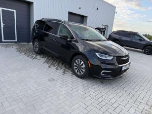 Black Chrysler Pacifica 2021 in Panevezys, with an engine capacity of 3.60 L and mileage of 225 thousand km for 16900 €, photo 3 on AUTOMOTO.COM.LV