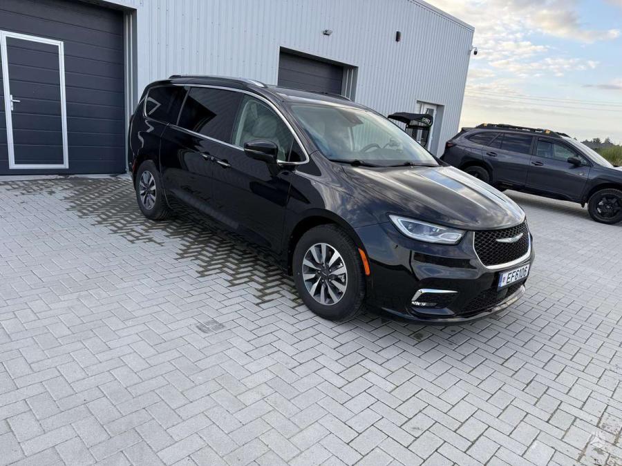 Black Chrysler Pacifica 2021 in Panevezys, with an engine capacity of 3.60 L and mileage of 225 thousand km for 16900 €, photo 3 on AUTOMOTO.COM.LV