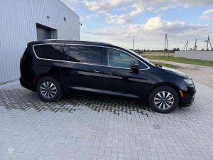 Black Chrysler Pacifica 2021 in Panevezys, with an engine capacity of 3.60 L and mileage of 225 thousand km for 16900 €, photo 4 on AUTOMOTO.COM.LV