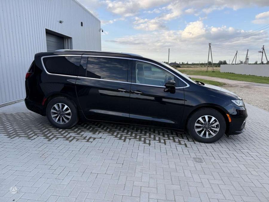 Black Chrysler Pacifica 2021 in Panevezys, with an engine capacity of 3.60 L and mileage of 225 thousand km for 16900 €, photo 4 on AUTOMOTO.COM.LV