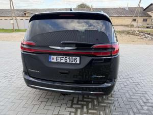 Black Chrysler Pacifica 2021 in Panevezys, with an engine capacity of 3.60 L and mileage of 225 thousand km for 16900 €, photo 5 on AUTOMOTO.COM.LV