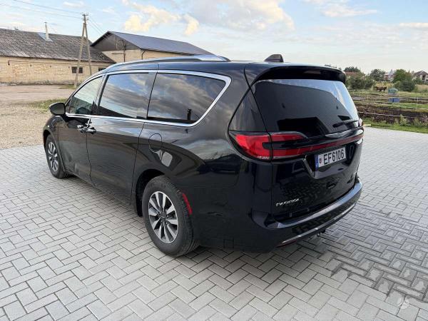 Black Chrysler Pacifica 2021 in Panevezys, with an engine capacity of 3.60 L and mileage of 225 thousand km for 16900 €, photo 6 on AUTOMOTO.COM.LV