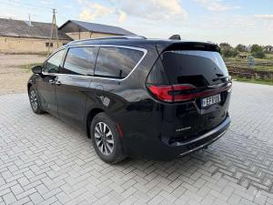 Black Chrysler Pacifica 2021 in Panevezys, with an engine capacity of 3.60 L and mileage of 225 thousand km for 16900 €, photo 6 on AUTOMOTO.COM.LV