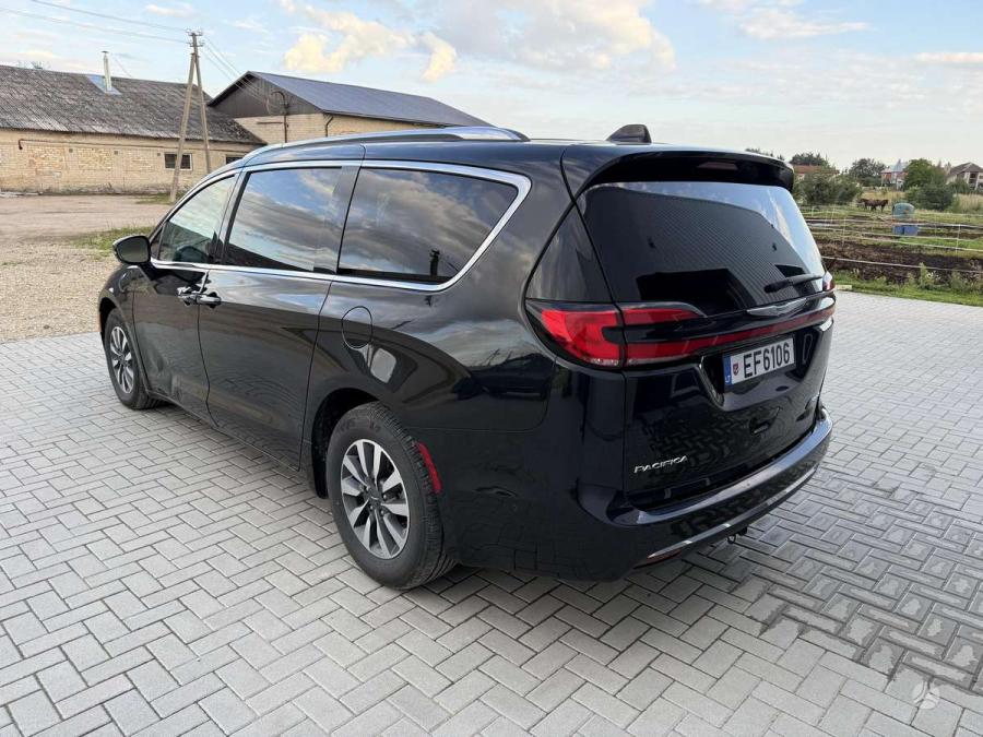 Black Chrysler Pacifica 2021 in Panevezys, with an engine capacity of 3.60 L and mileage of 225 thousand km for 16900 €, photo 6 on AUTOMOTO.COM.LV