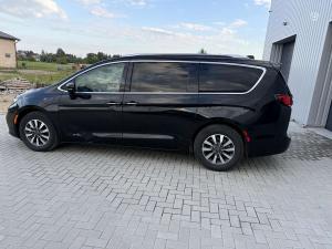 Black Chrysler Pacifica 2021 in Panevezys, with an engine capacity of 3.60 L and mileage of 225 thousand km for 16900 €, photo 7 on AUTOMOTO.COM.LV