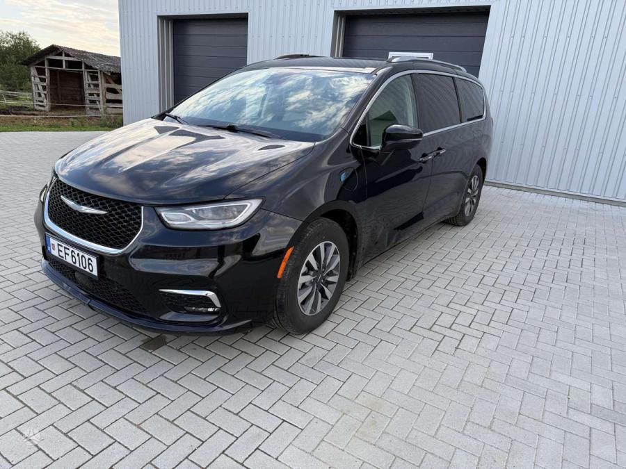 Black Chrysler Pacifica 2021 in Panevezys, with an engine capacity of 3.60 L and mileage of 225 thousand km for 16900 €, photo 8 on AUTOMOTO.COM.LV