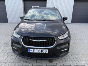 Black Chrysler Pacifica 2021 in Panevezys, with an engine capacity of 3.60 L and mileage of 225 thousand km for 16900 €, photo 9 on AUTOMOTO.COM.LV