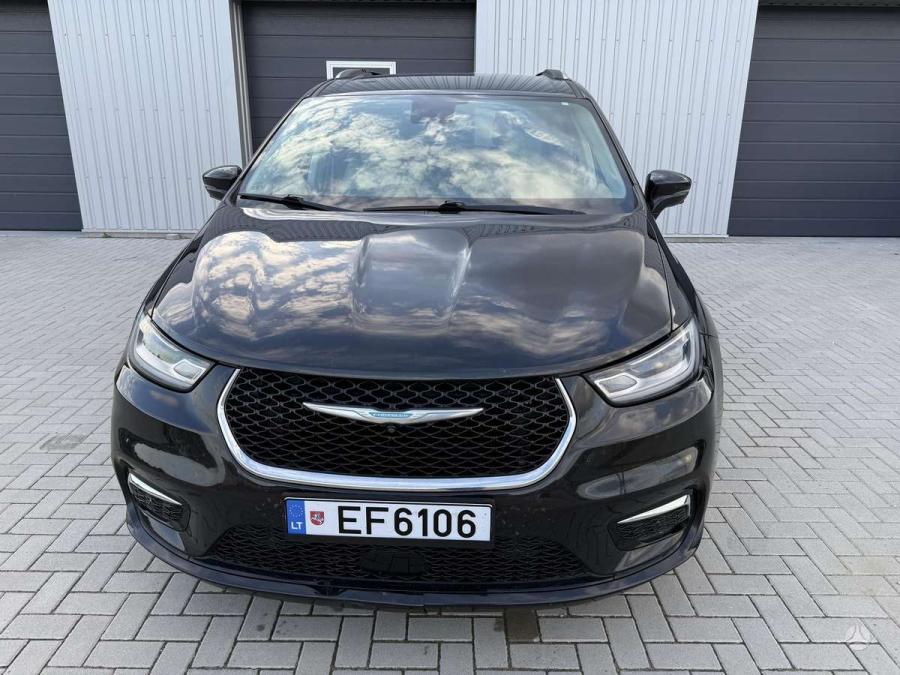 Black Chrysler Pacifica 2021 in Panevezys, with an engine capacity of 3.60 L and mileage of 225 thousand km for 16900 €, photo 9 on AUTOMOTO.COM.LV