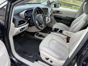 Black Chrysler Pacifica 2021 in Panevezys, with an engine capacity of 3.60 L and mileage of 225 thousand km for 16900 €, photo 10 on AUTOMOTO.COM.LV