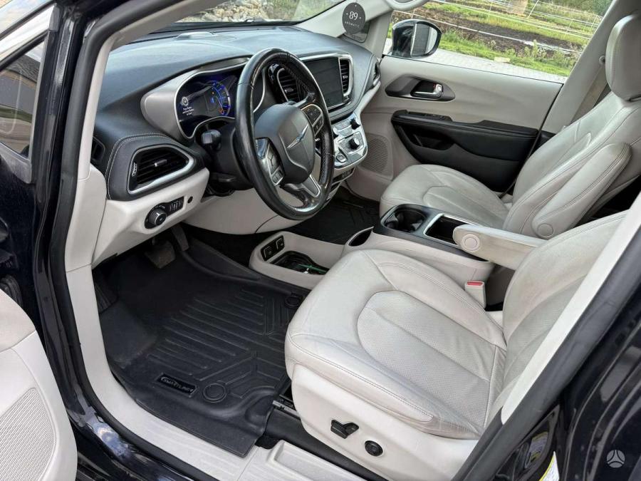 Black Chrysler Pacifica 2021 in Panevezys, with an engine capacity of 3.60 L and mileage of 225 thousand km for 16900 €, photo 10 on AUTOMOTO.COM.LV