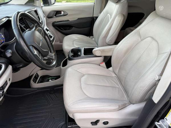 Black Chrysler Pacifica 2021 in Panevezys, with an engine capacity of 3.60 L and mileage of 225 thousand km for 16900 €, photo 11 on AUTOMOTO.COM.LV