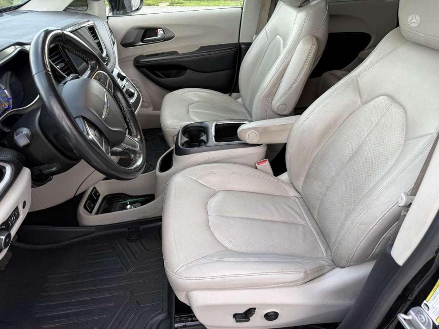 Black Chrysler Pacifica 2021 in Panevezys, with an engine capacity of 3.60 L and mileage of 225 thousand km for 16900 €, photo 11 on AUTOMOTO.COM.LV