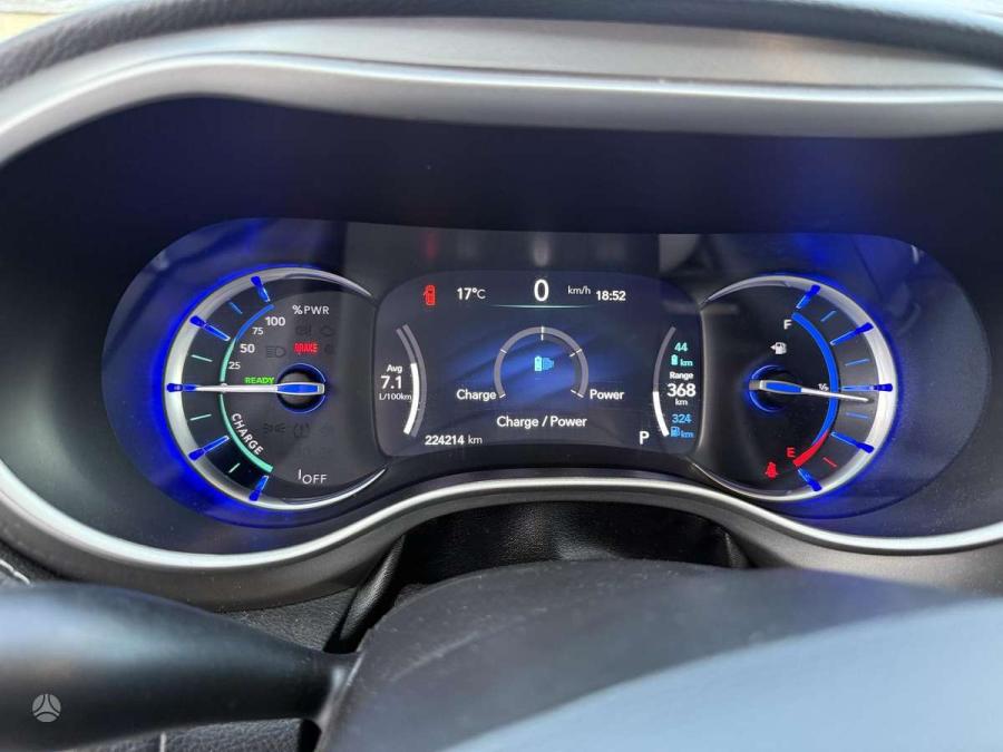 Black Chrysler Pacifica 2021 in Panevezys, with an engine capacity of 3.60 L and mileage of 225 thousand km for 16900 €, photo 12 on AUTOMOTO.COM.LV