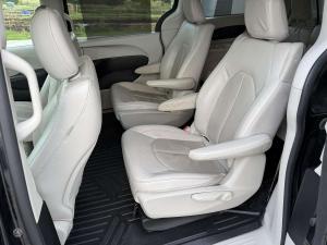 Black Chrysler Pacifica 2021 in Panevezys, with an engine capacity of 3.60 L and mileage of 225 thousand km for 16900 €, photo 14 on AUTOMOTO.COM.LV