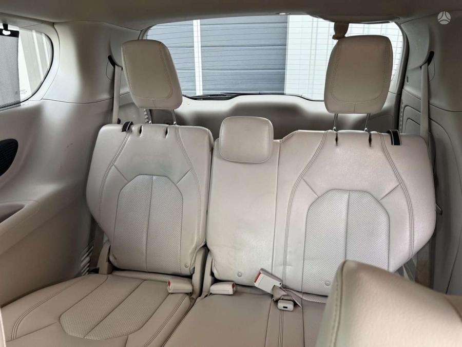 Black Chrysler Pacifica 2021 in Panevezys, with an engine capacity of 3.60 L and mileage of 225 thousand km for 16900 €, photo 15 on AUTOMOTO.COM.LV
