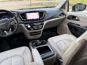 Black Chrysler Pacifica 2021 in Panevezys, with an engine capacity of 3.60 L and mileage of 225 thousand km for 16900 €, photo 16 on AUTOMOTO.COM.LV