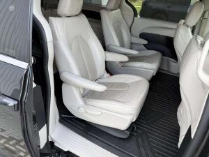 Black Chrysler Pacifica 2021 in Panevezys, with an engine capacity of 3.60 L and mileage of 225 thousand km for 16900 €, photo 18 on AUTOMOTO.COM.LV