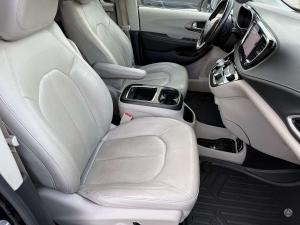 Black Chrysler Pacifica 2021 in Panevezys, with an engine capacity of 3.60 L and mileage of 225 thousand km for 16900 €, photo 19 on AUTOMOTO.COM.LV