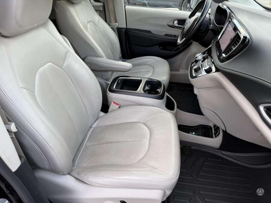 Black Chrysler Pacifica 2021 in Panevezys, with an engine capacity of 3.60 L and mileage of 225 thousand km for 16900 €, photo 19 on AUTOMOTO.COM.LV