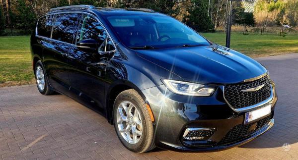 Black Chrysler Pacifica 2021 in Siauliai, with an engine capacity of 3.60 L and mileage of 147 thousand km for 26999 €, photo 1 on AUTOMOTO.COM.LV
