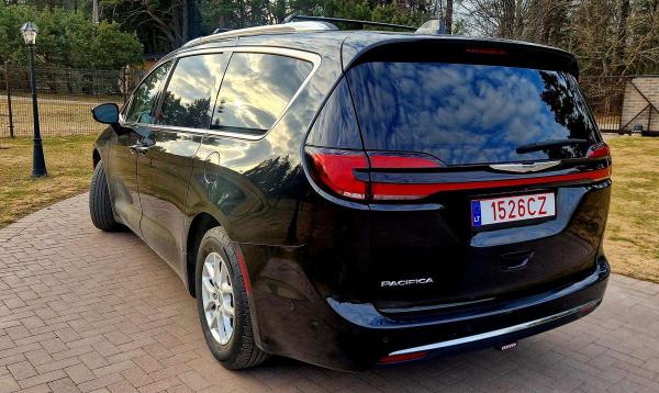 Black Chrysler Pacifica 2021 in Siauliai, with an engine capacity of 3.60 L and mileage of 147 thousand km for 26999 €, photo 11 on AUTOMOTO.COM.LV