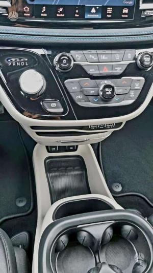 Melns Chrysler Pacifica 2021 Šauļi, ar dzinēja tilpumu 3.60 L un nobraukumu 147 tūkst. km par 26999 €, foto 33 vietnē AUTOMOTO.COM.LV