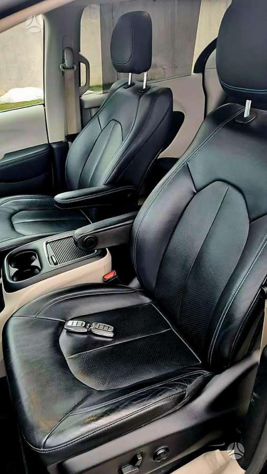 Melns Chrysler Pacifica 2021 Šauļi, ar dzinēja tilpumu 3.60 L un nobraukumu 147 tūkst. km par 26999 €, foto 35 vietnē AUTOMOTO.COM.LV