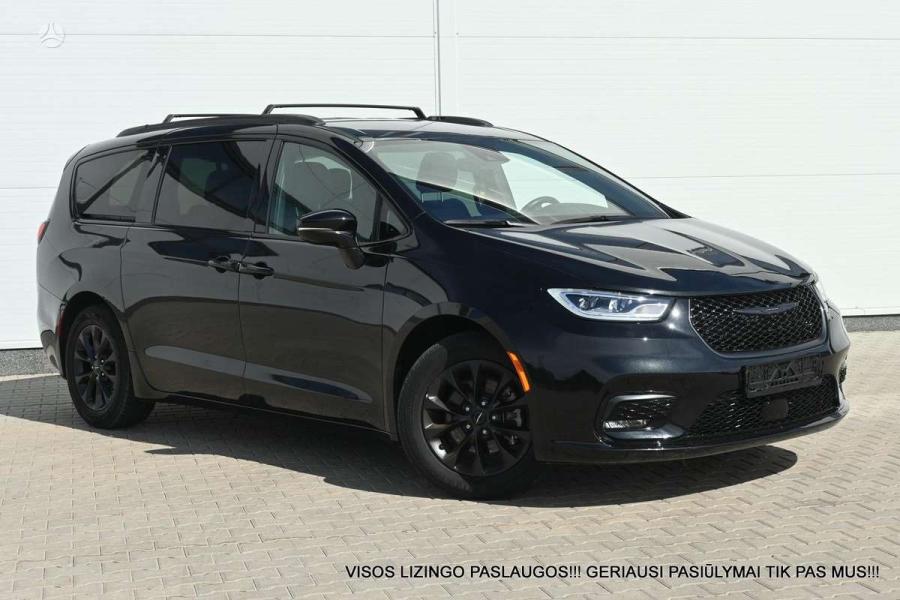 Black Chrysler Pacifica 2021 in Kretinga, with an engine capacity of 3.61 L and mileage of 129 thousand km for 22699 €, photo 1 on AUTOMOTO.COM.LV