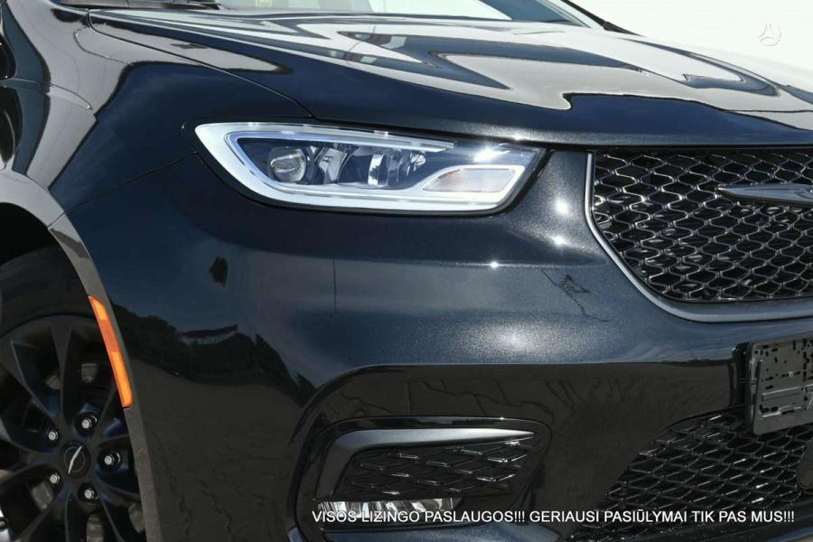 Black Chrysler Pacifica 2021 in Kretinga, with an engine capacity of 3.61 L and mileage of 129 thousand km for 22699 €, photo 8 on AUTOMOTO.COM.LV
