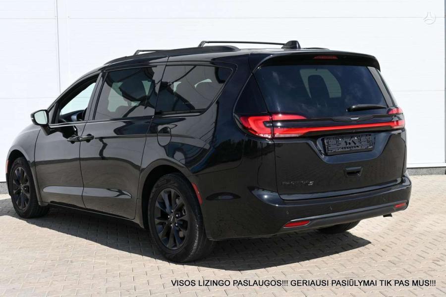 Black Chrysler Pacifica 2021 in Kretinga, with an engine capacity of 3.61 L and mileage of 129 thousand km for 22699 €, photo 11 on AUTOMOTO.COM.LV