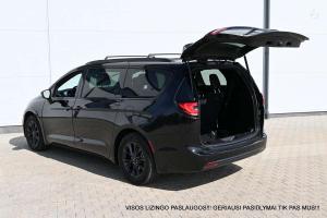 Black Chrysler Pacifica 2021 in Kretinga, with an engine capacity of 3.61 L and mileage of 129 thousand km for 22699 €, photo 13 on AUTOMOTO.COM.LV