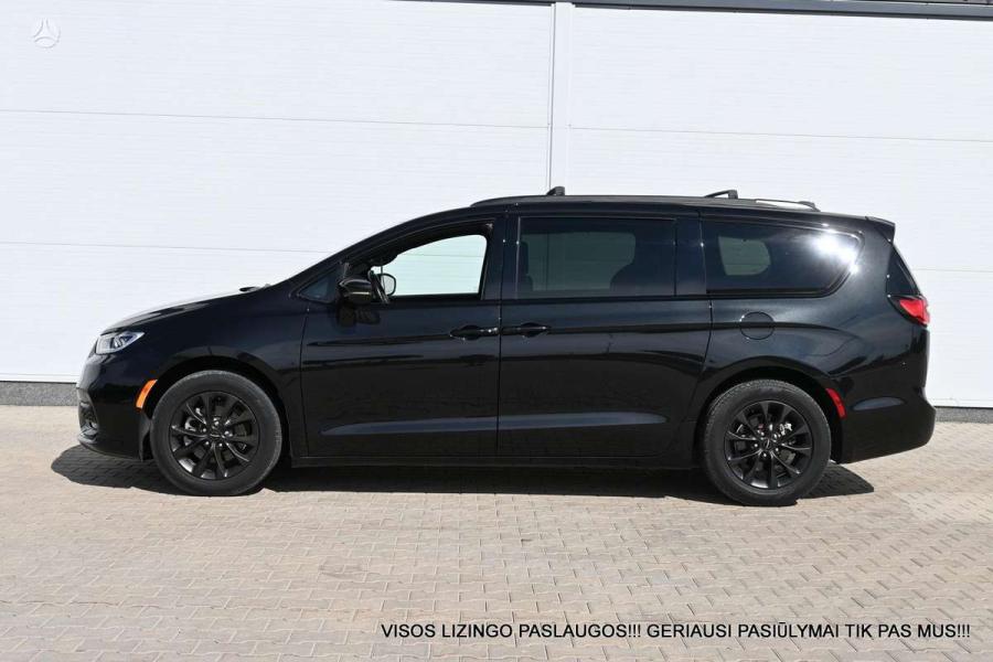 Black Chrysler Pacifica 2021 in Kretinga, with an engine capacity of 3.61 L and mileage of 129 thousand km for 22699 €, photo 14 on AUTOMOTO.COM.LV