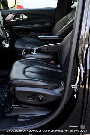 Black Chrysler Pacifica 2021 in Kretinga, with an engine capacity of 3.61 L and mileage of 129 thousand km for 22699 €, photo 21 on AUTOMOTO.COM.LV
