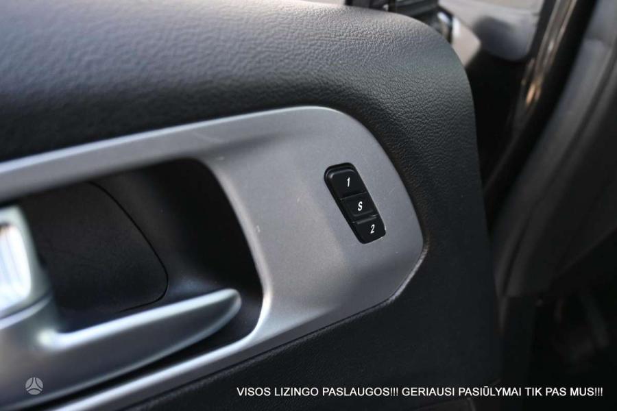 Black Chrysler Pacifica 2021 in Kretinga, with an engine capacity of 3.61 L and mileage of 129 thousand km for 22699 €, photo 22 on AUTOMOTO.COM.LV
