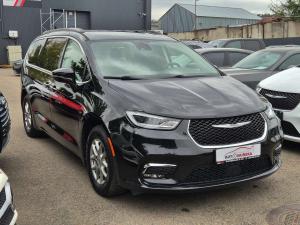 Black Chrysler Pacifica 2021 in Vilnius, with an engine capacity of 3.61 L and mileage of 246 thousand km for 15900 €, photo  on AUTOMOTO.COM.LV