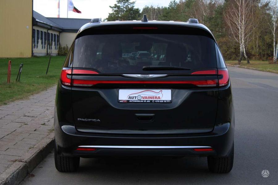 Melns Chrysler Pacifica 2022 Viļņa, ar dzinēja tilpumu 3.61 L un nobraukumu 111 tūkst. km par 20900 €, foto 2 vietnē AUTOMOTO.COM.LV
