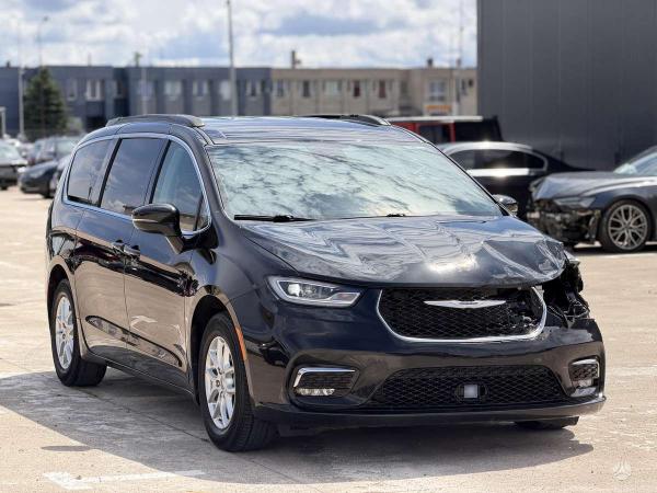 Black Chrysler Pacifica 2022 in Siauliai, with an engine capacity of 3.61 L and mileage of 206 thousand km for 12900 €, photo 3 on AUTOMOTO.COM.LV