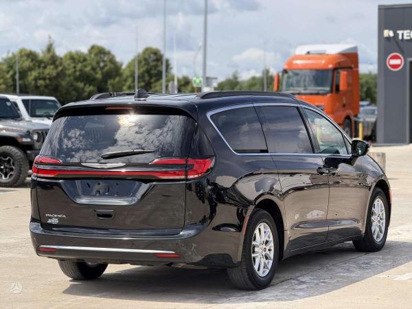Black Chrysler Pacifica 2022 in Siauliai, with an engine capacity of 3.61 L and mileage of 206 thousand km for 12900 €, photo 4 on AUTOMOTO.COM.LV