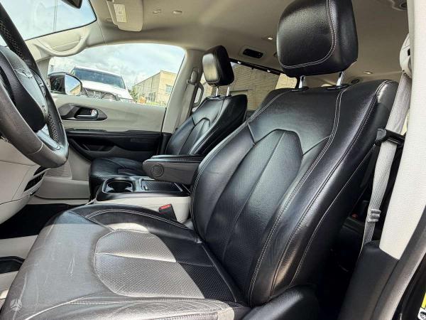 Black Chrysler Pacifica 2022 in Siauliai, with an engine capacity of 3.61 L and mileage of 206 thousand km for 12900 €, photo 8 on AUTOMOTO.COM.LV